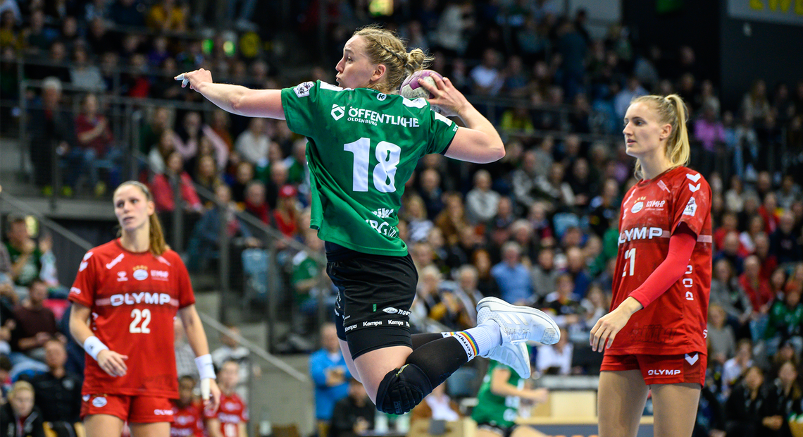 „Großartige Teamspielerin“: Lena Feiniler verlängert Vertrag bis 2025 ...